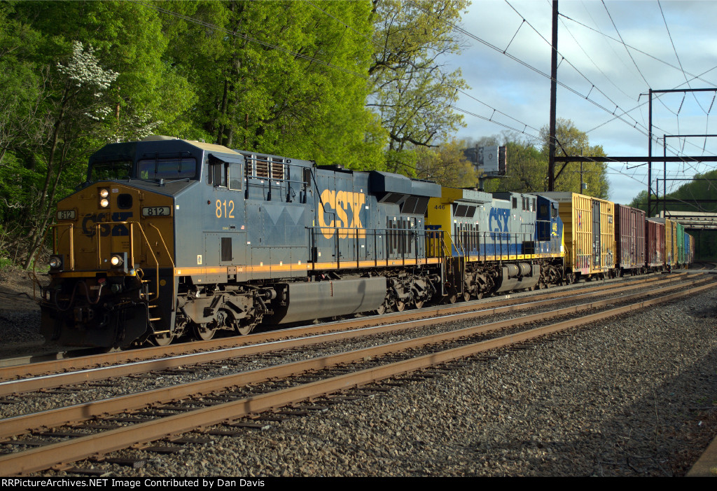 CSX ES44AH 812 leads Q438-05